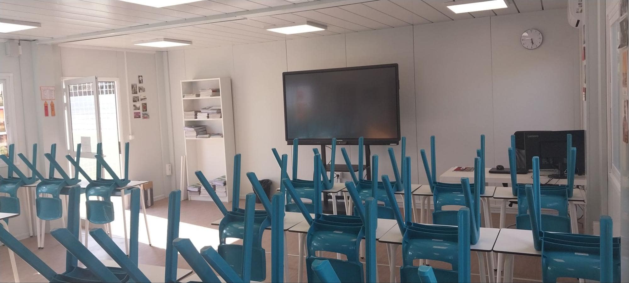 Montaje de aulas modulares prefabricadas en Marbella