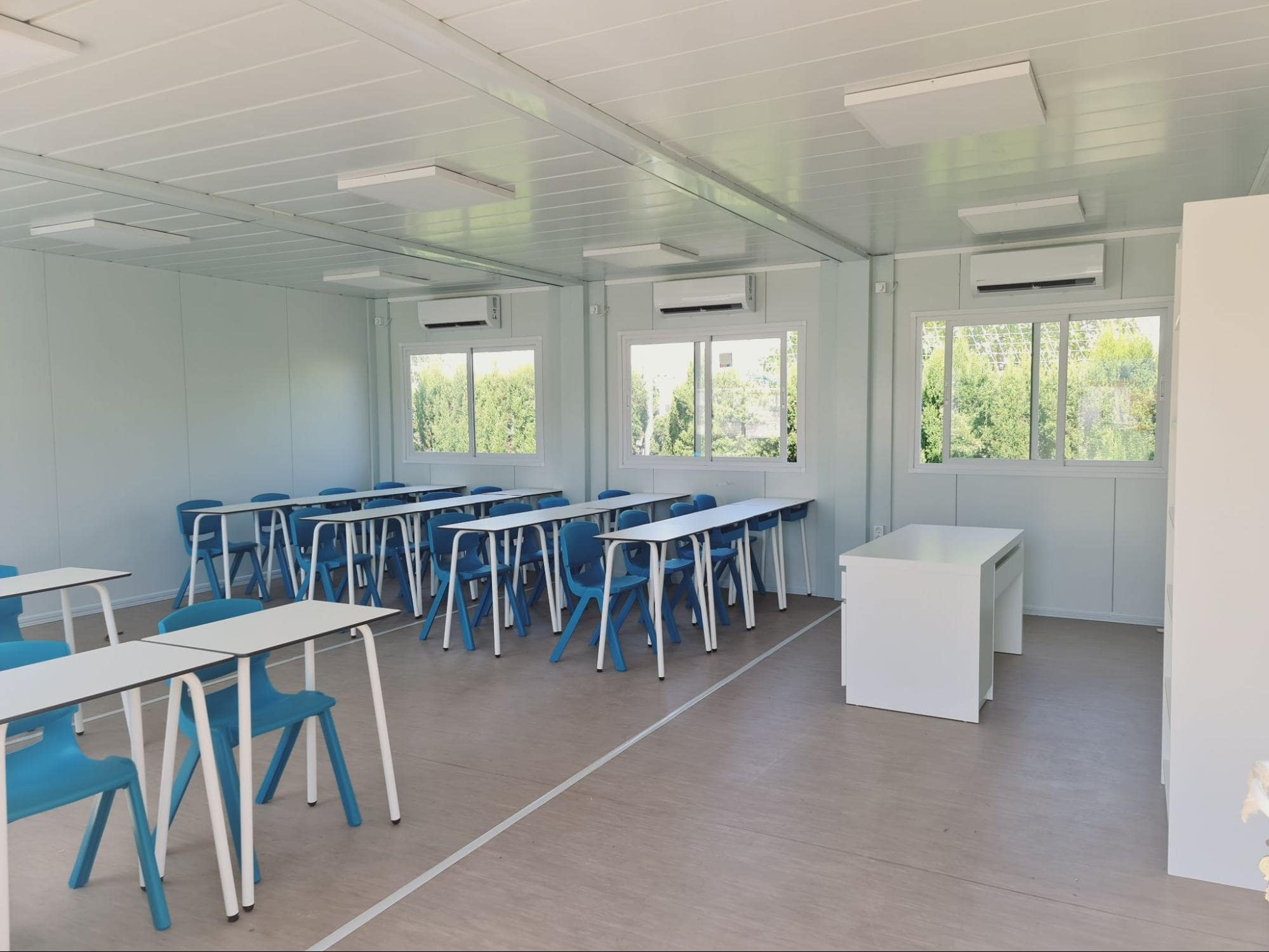 Montaje de aulas modulares prefabricadas en Marbella